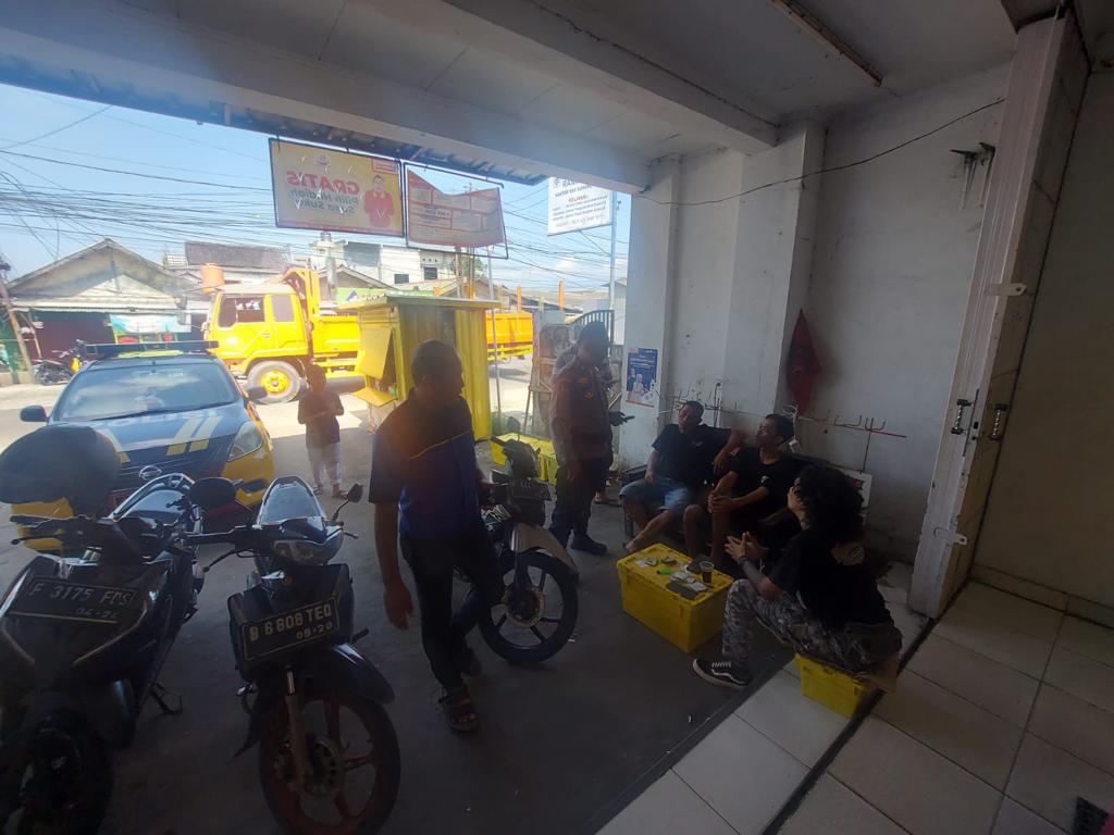 Juru Parkir dan Pengunjung Minimarket Terlibat Keributan Terkait Bayar ... Juru Parkir dan Pengunjung Minimarket Terlibat Keributan Terkait Bayar ...